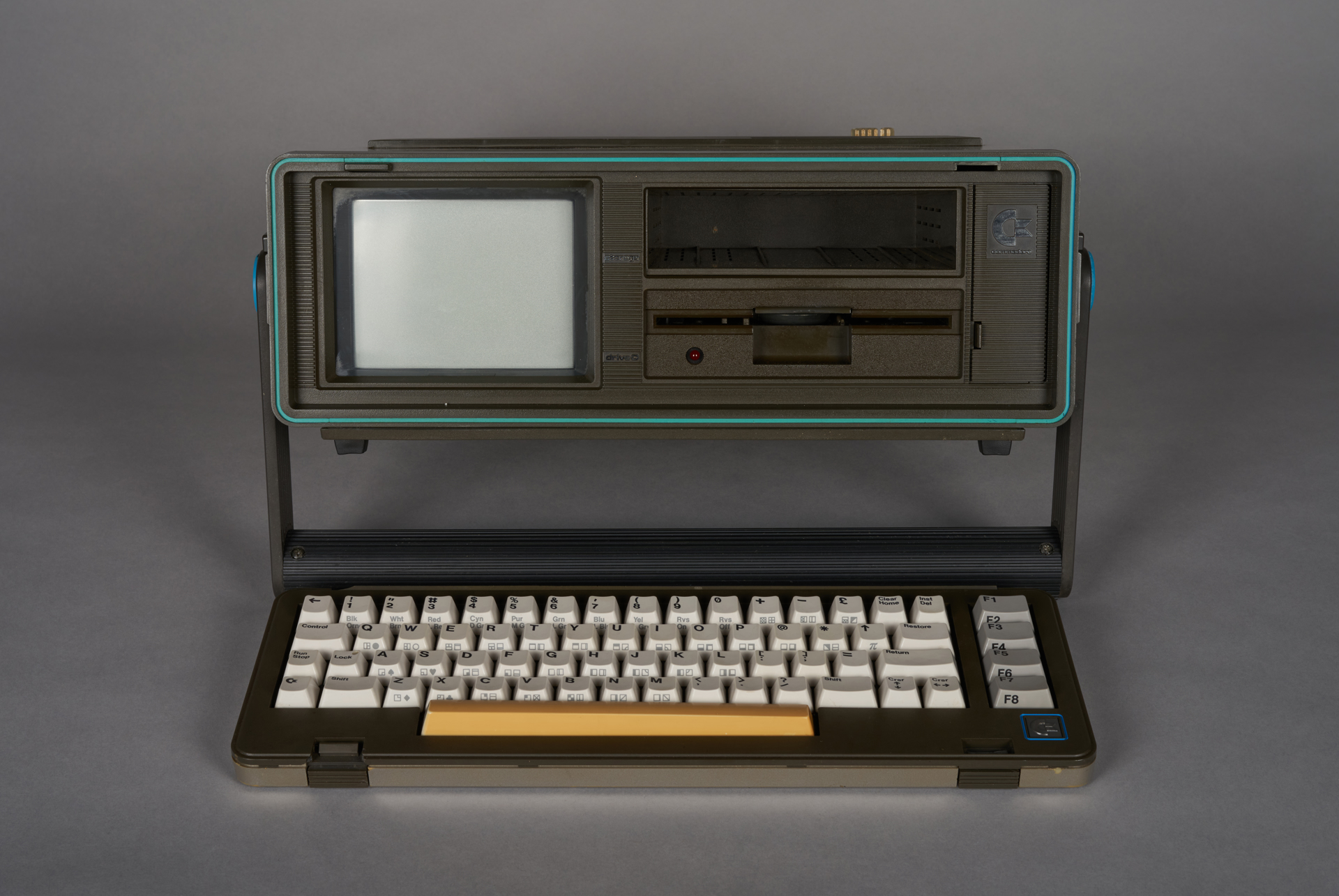 Przenośny komputer Commodore SX-64 - MIT Kraków